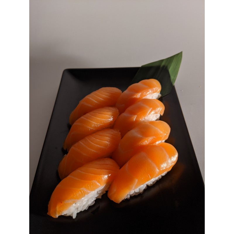 Dégustez 8 sushi saumon préparés par de vrais chefs japonais